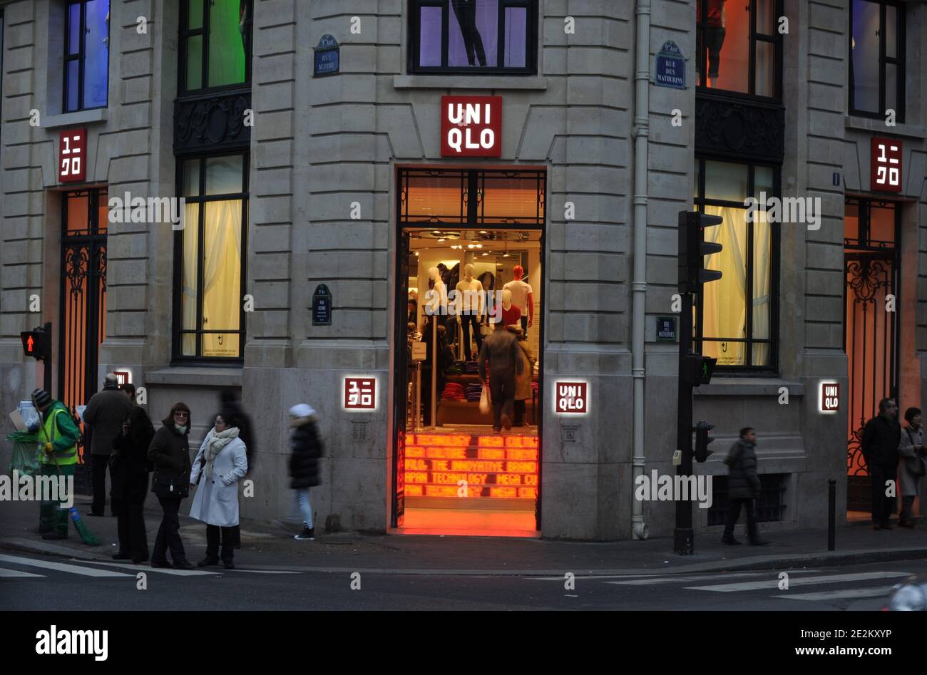 Opéra paris uniqlo Banque de photographies et d’images à haute ...