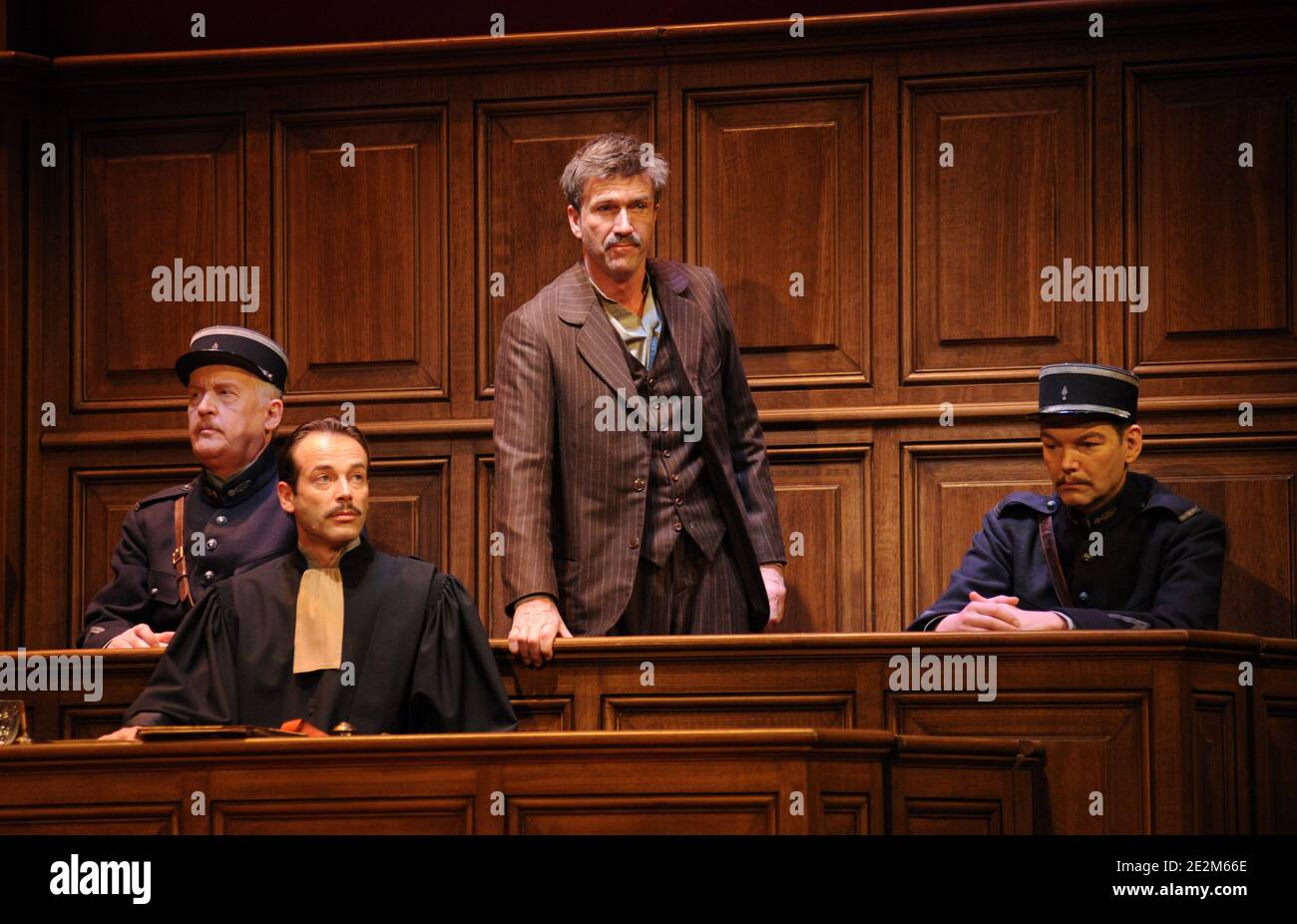 L'acteur français Philippe Caroit joue le personnage de Guillaume ...