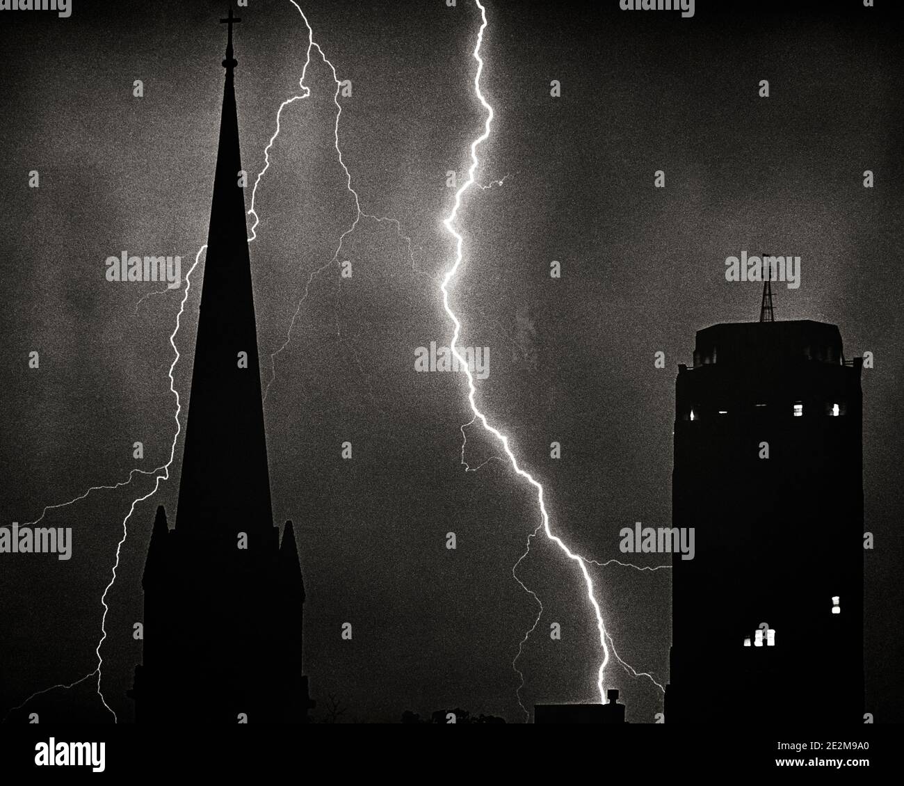 ANNÉES 1960 DEUX ÉCLAIRS DANS LE CIEL DE NUIT DERRIÈRE SILHOUETÉ ...