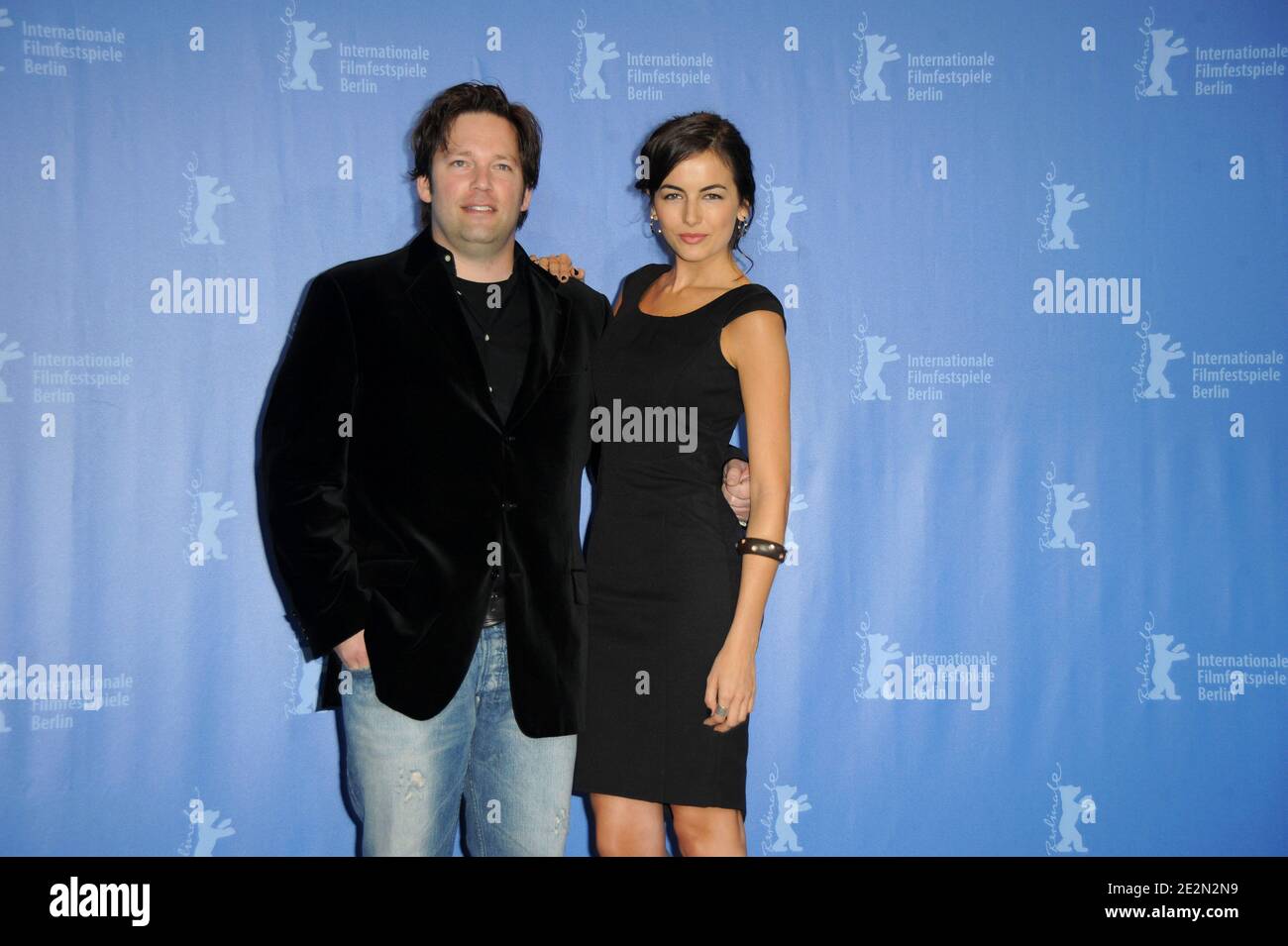Trent Cooper et Camilla Belle lors d'une séance photo pour le « Père de ...
