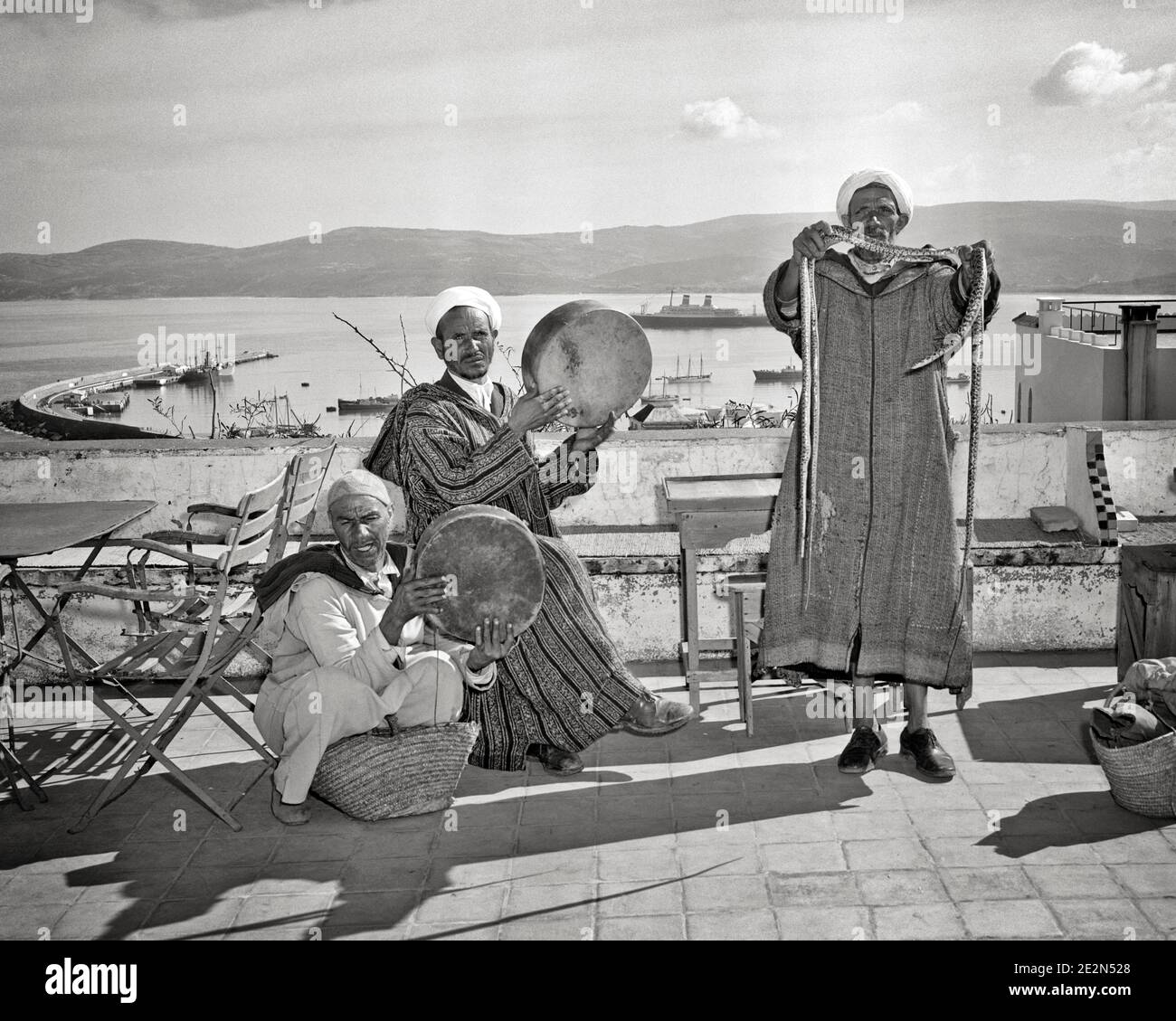 ANNÉES 1950 TROIS HOMMES EN VÊTEMENTS AUTOCHTONES DEUX MUSICIENS ...