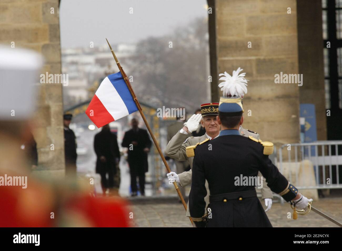 Le général français Bruno Dary assiste à la cérémonie de retraite du ...