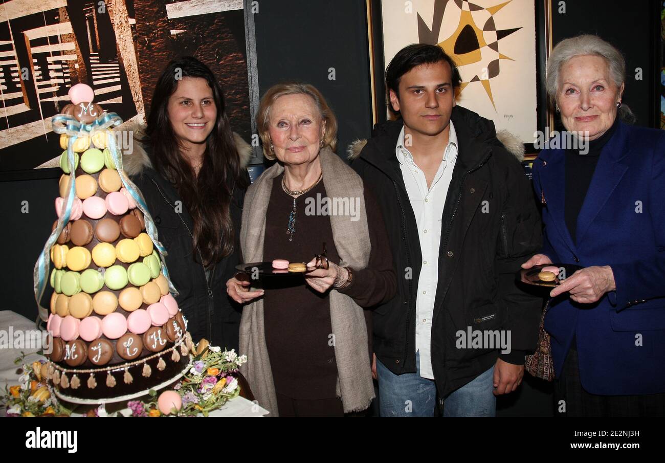 L'actrice française Michele Morgan pose avec ses petits-enfants ...