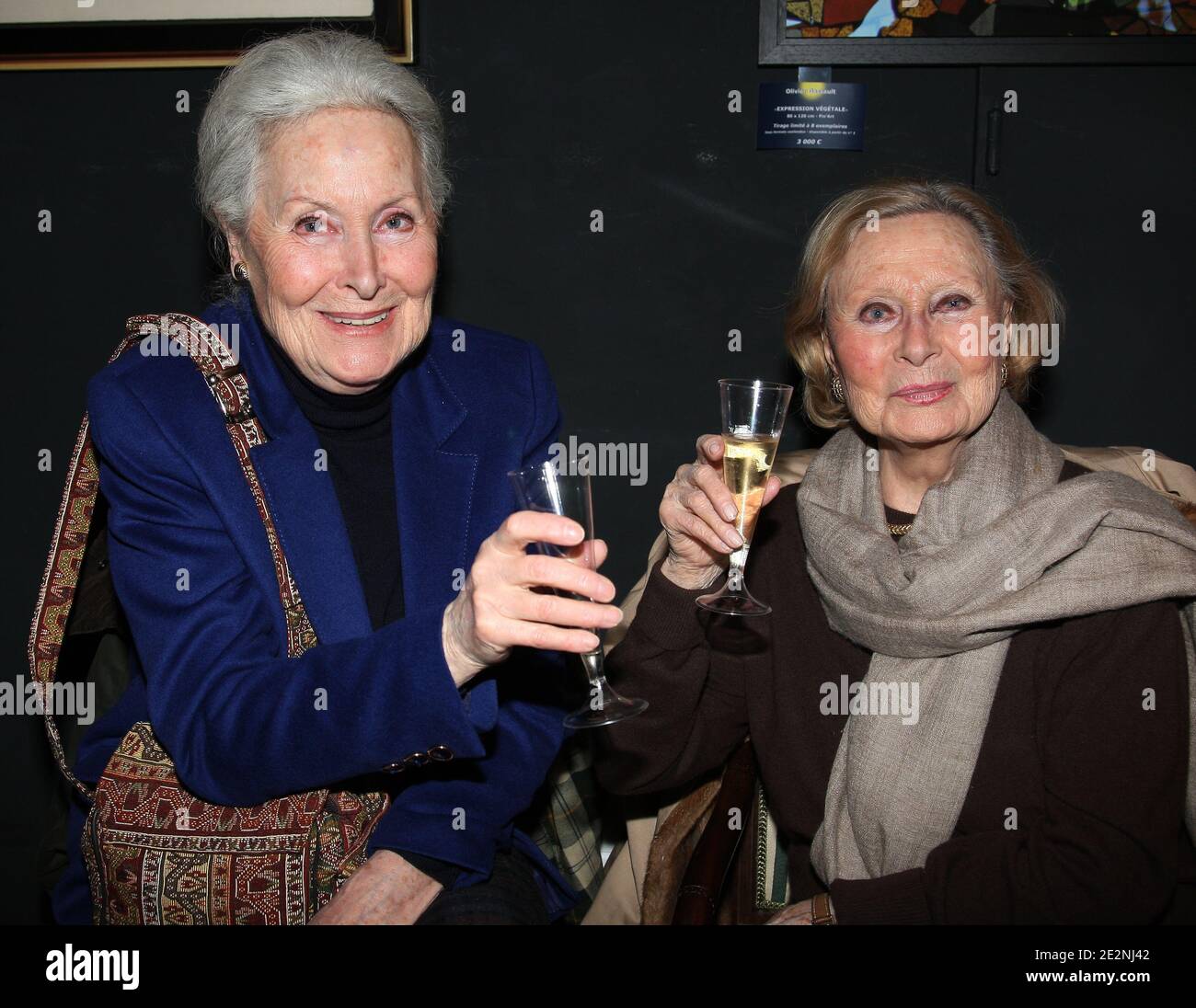 L'actrice française Michele Morgan (R) pose avec sa sœur Hélène Roussel ...