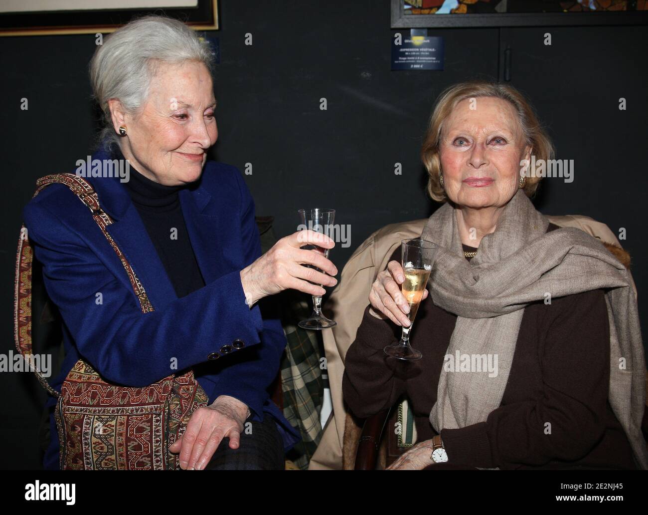 L'actrice française Michele Morgan (R) pose avec sa sœur Hélène Roussel ...