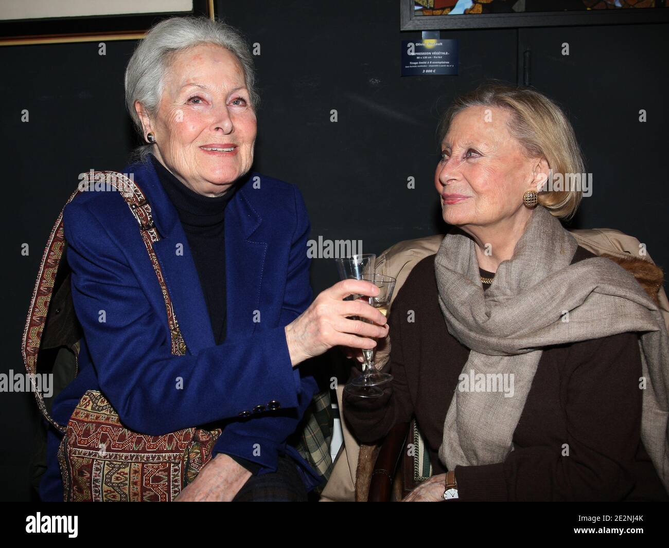 Lactrice Française Michele Morgan R Pose Avec Sa Sœur Hélène Roussel