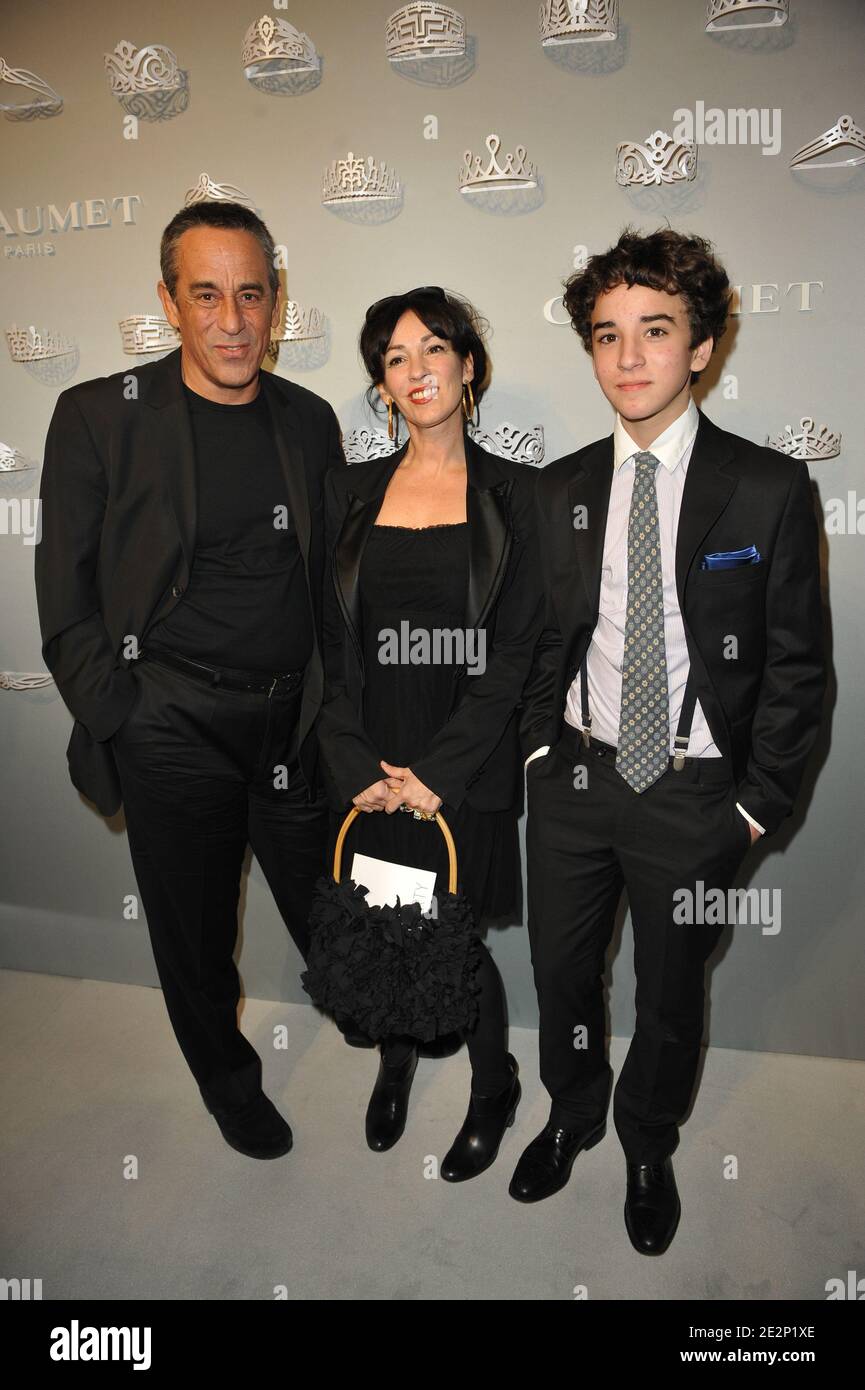 Thierry Ardisson, son épouse Beatrice et leur fils arrivent à la ...