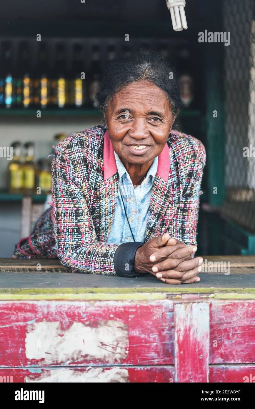 Femme malgache souriante Banque de photographies et d’images à haute ...