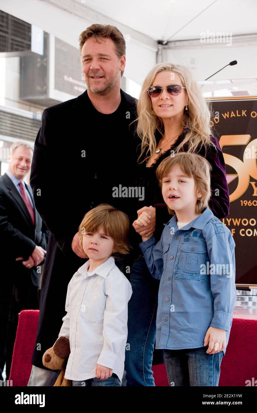 Russell crowe and danielle spencer and tennyson crowe Banque de ...