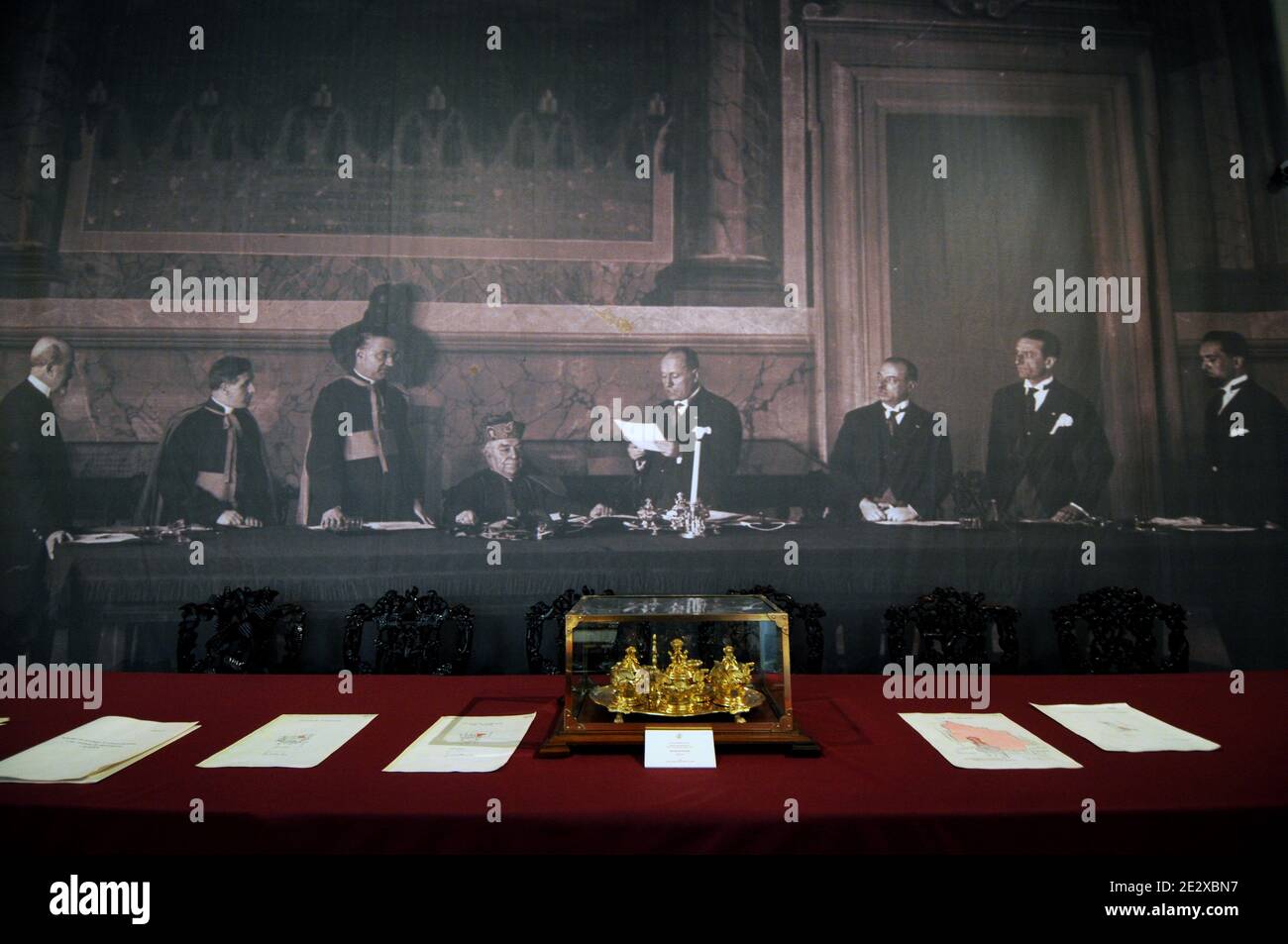 Une visite au coeur du Vatican, le plus petit état du monde. Affiche ...