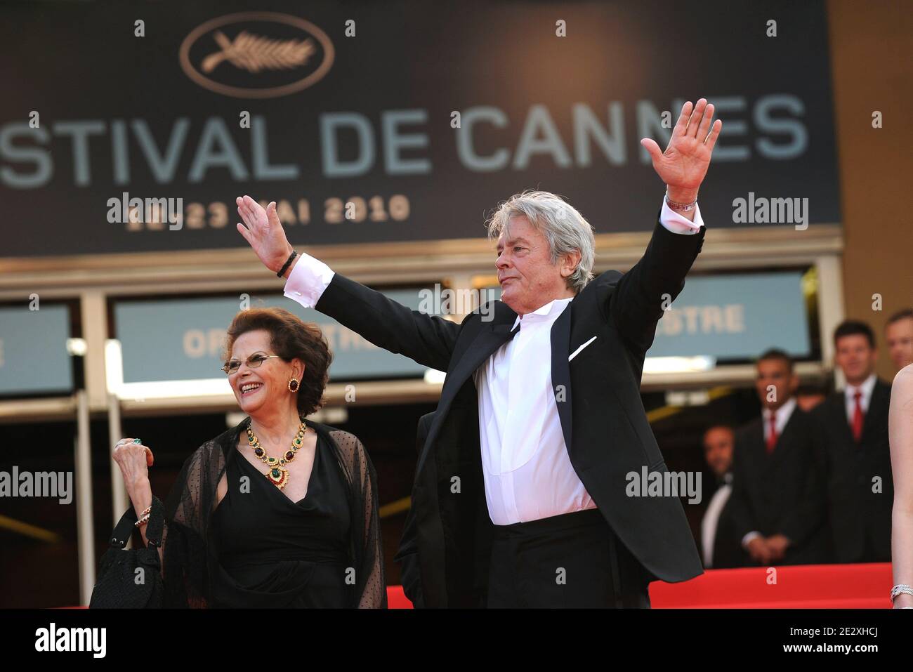 Alain Delon, Claudia Cardinale et Gilles Jacob arrivant à la première ...