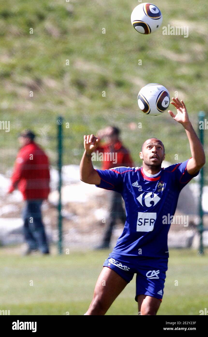 Thierry Henry, joueur de l'équipe nationale française de football, lors ...