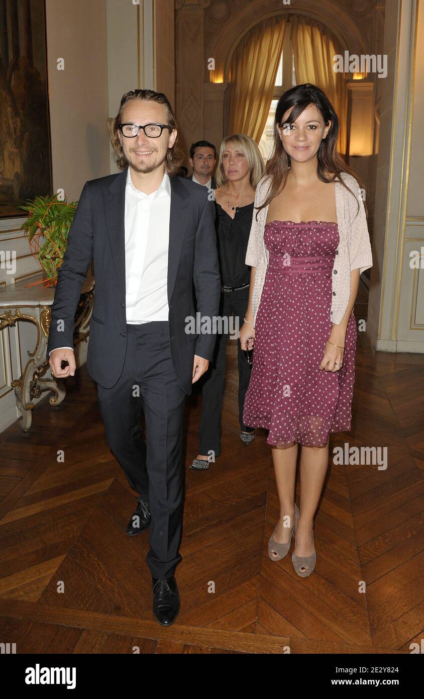 Lorant Deutsch, avec son épouse Marie-Julie Baup, reçoit la « Médaille ...