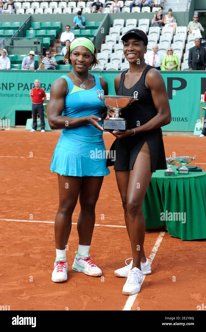 AUX ÉTATS-UNIS, venus Williams et sa sœur Serena Williams tiennent la ...