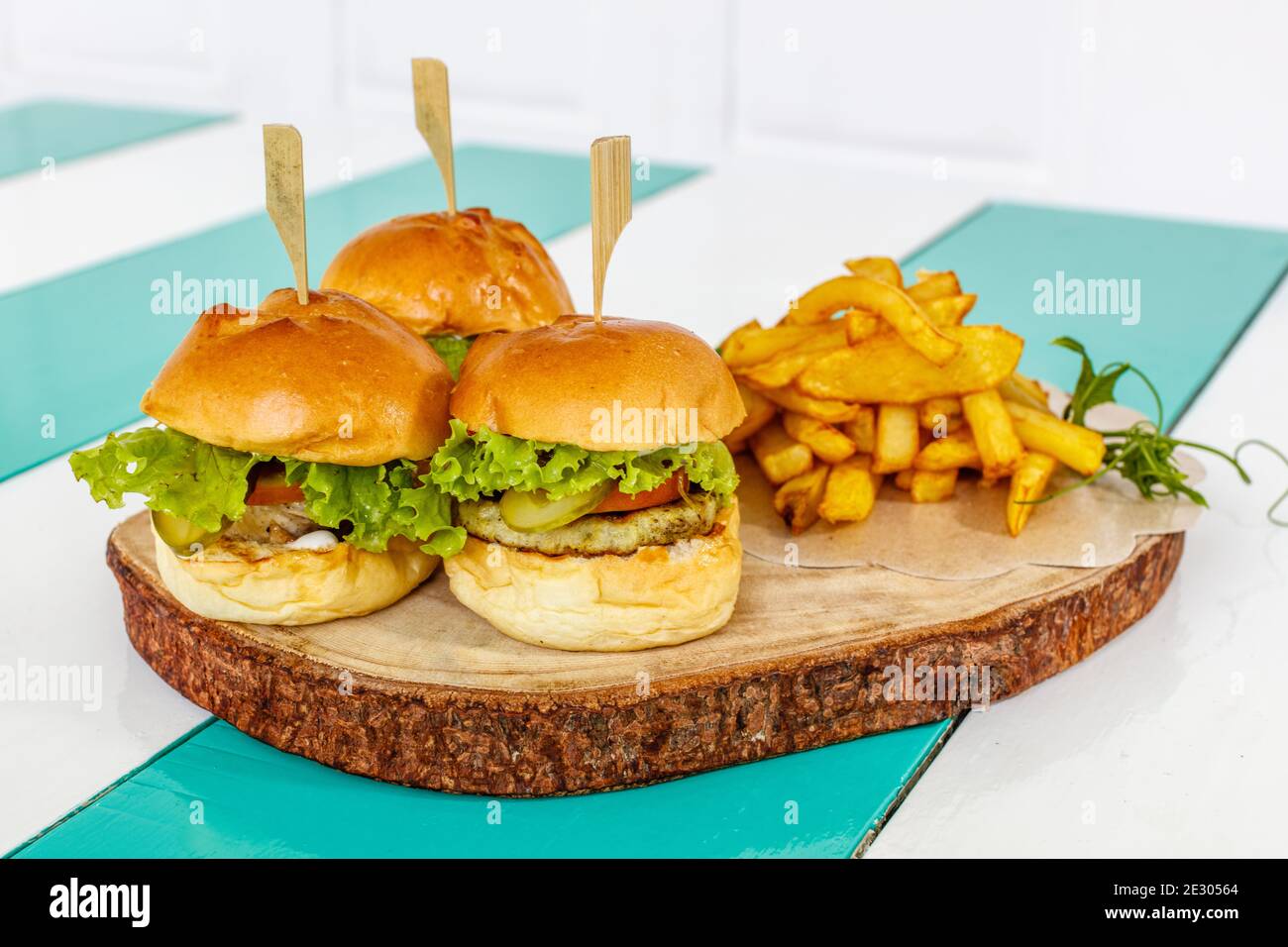 Trois bâtonnets de poisson (mini hamburgers) avec laitue, tomate et ...