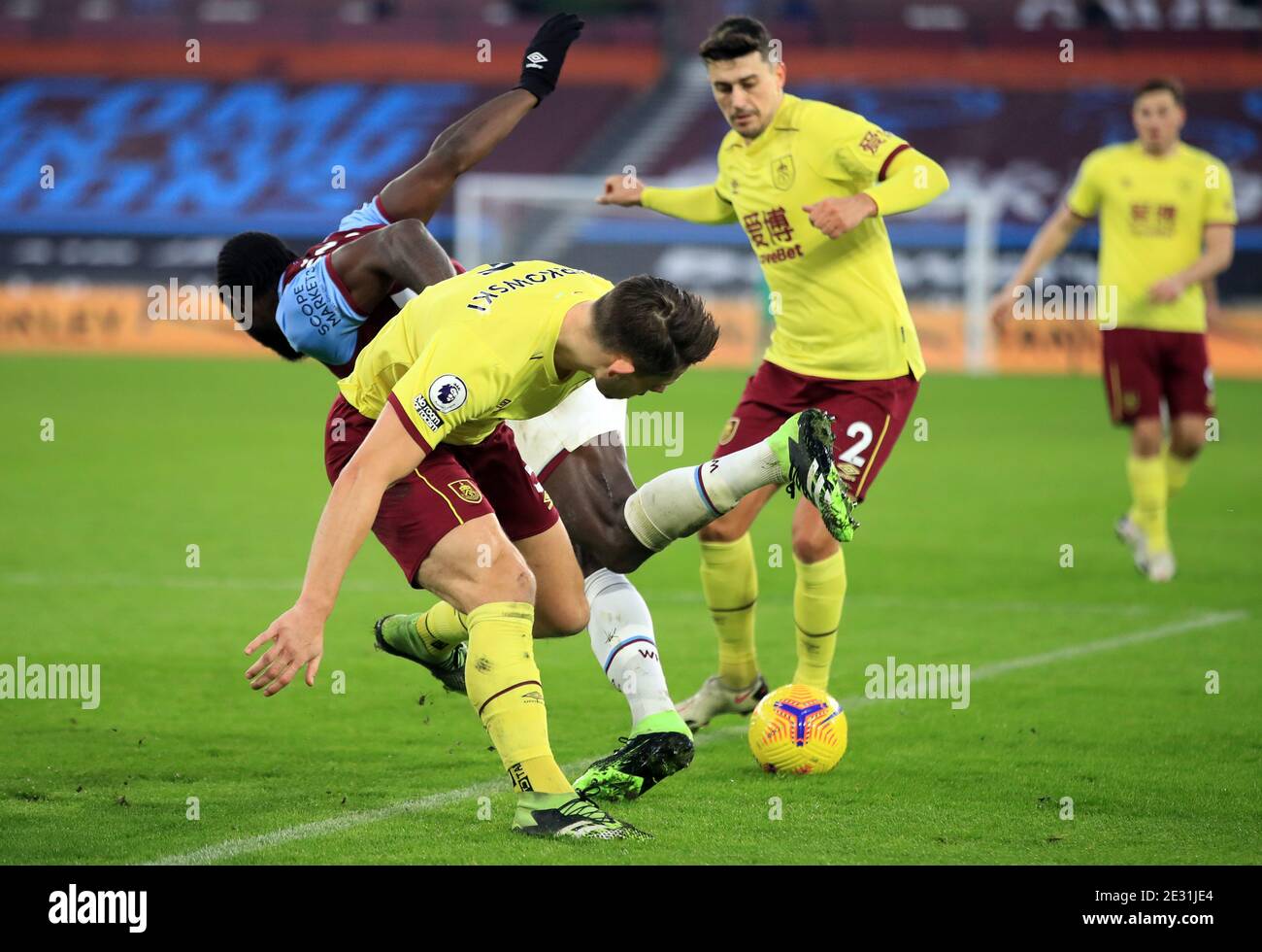 Michail Antonio, de West Ham United, lutte pour le ballon avec James ...