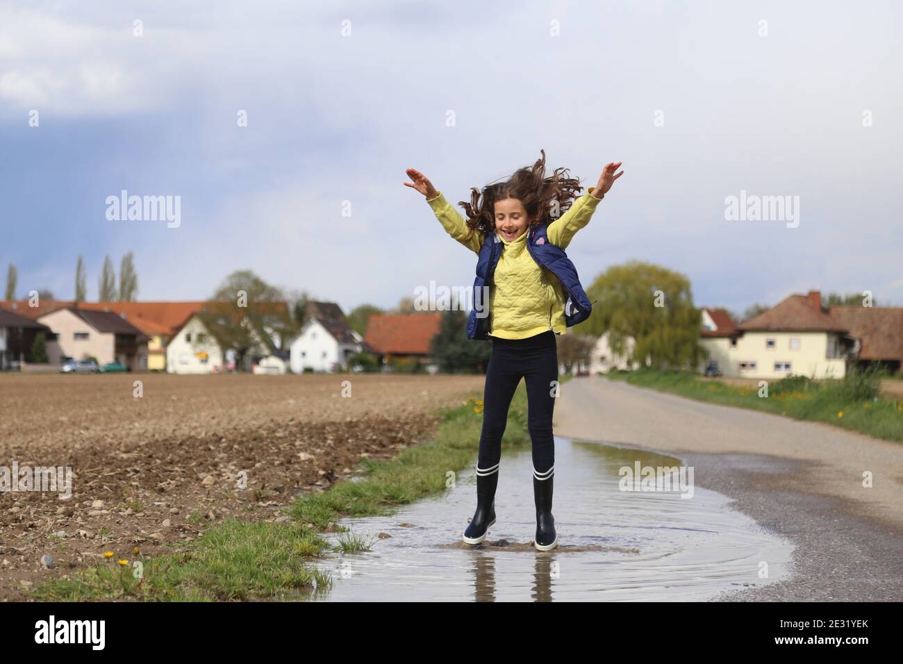 Enfant sautant dans une flaque d'eau Banque de photographies et d ...