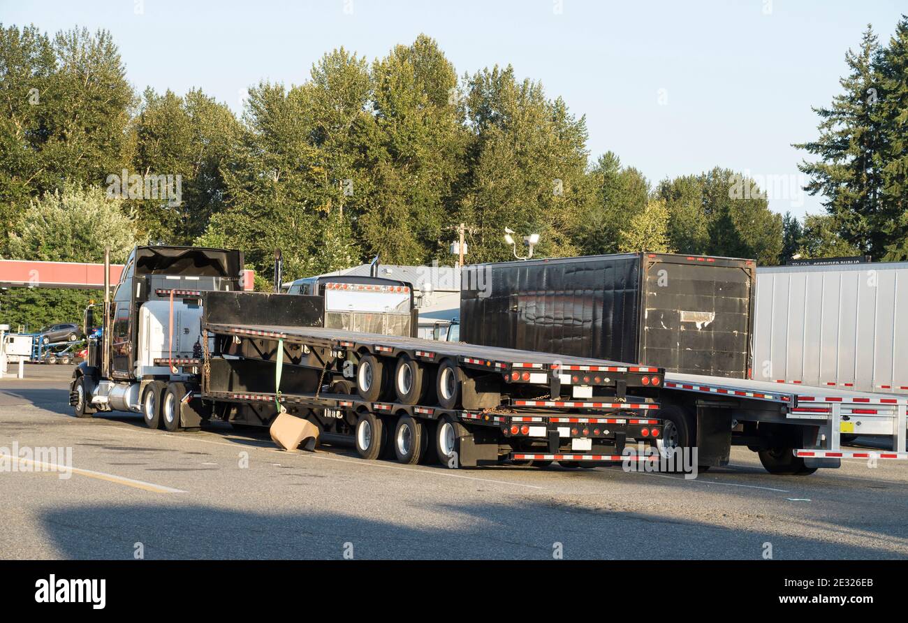 Transport sur route atypique hors norme. Au premier plan, un camion ...