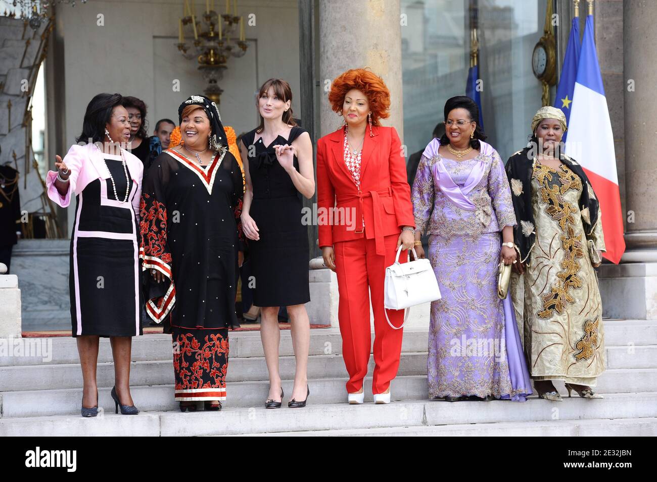 La première dame française Carla Bruni-Sarkozy arrive à poser avec ...