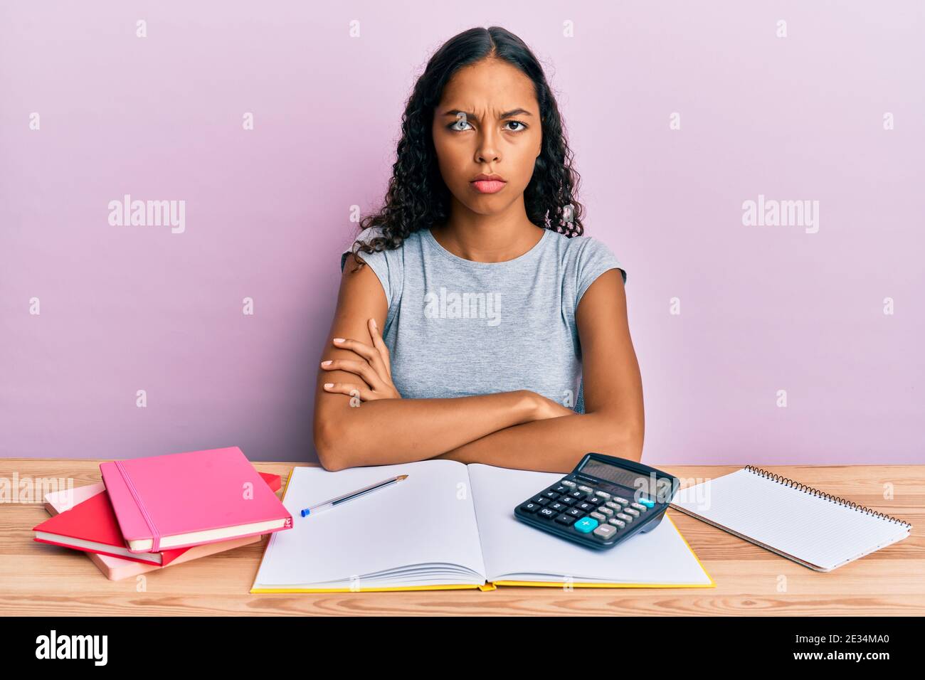 Une jeune fille comptable afro-américaine travaillant au bureau ...