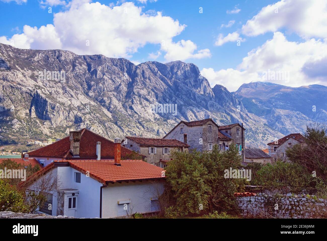 Maisons aux toits de tuiles rouges Banque de photographies et d’images ...