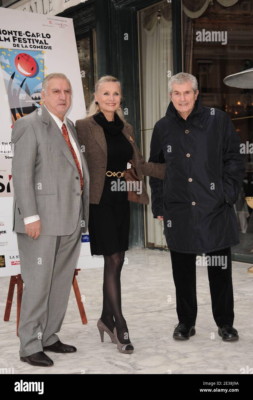 Aldo Maccione, Barbara Bouchet et Claude Lelouch posent pour un ...