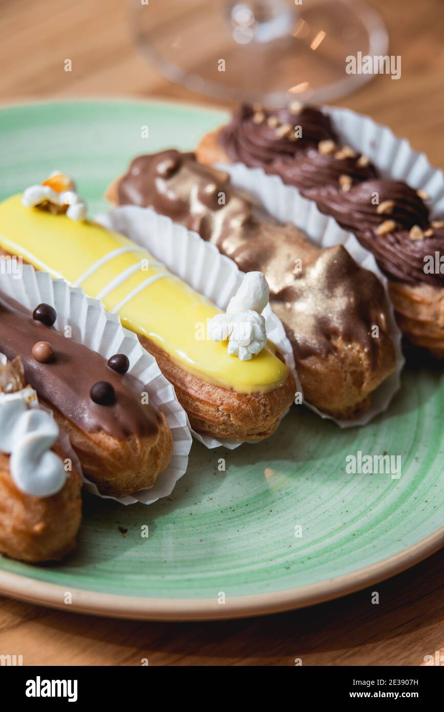 Eclairs avec différents ganache et glaçage avec différentes garnitures ...