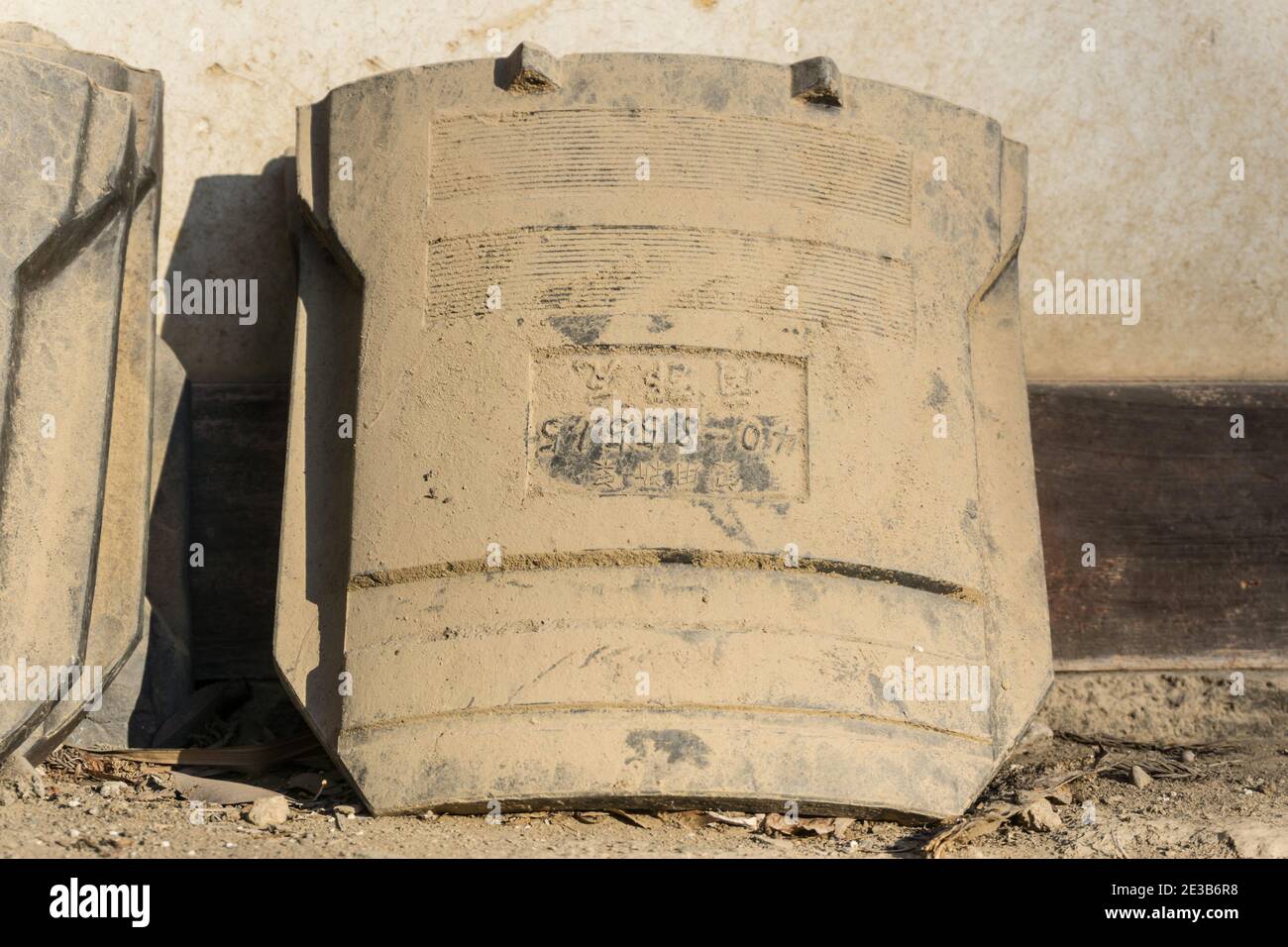Vieux, patiné traditionnel japonais kawaraa tuiles de toiture en ...