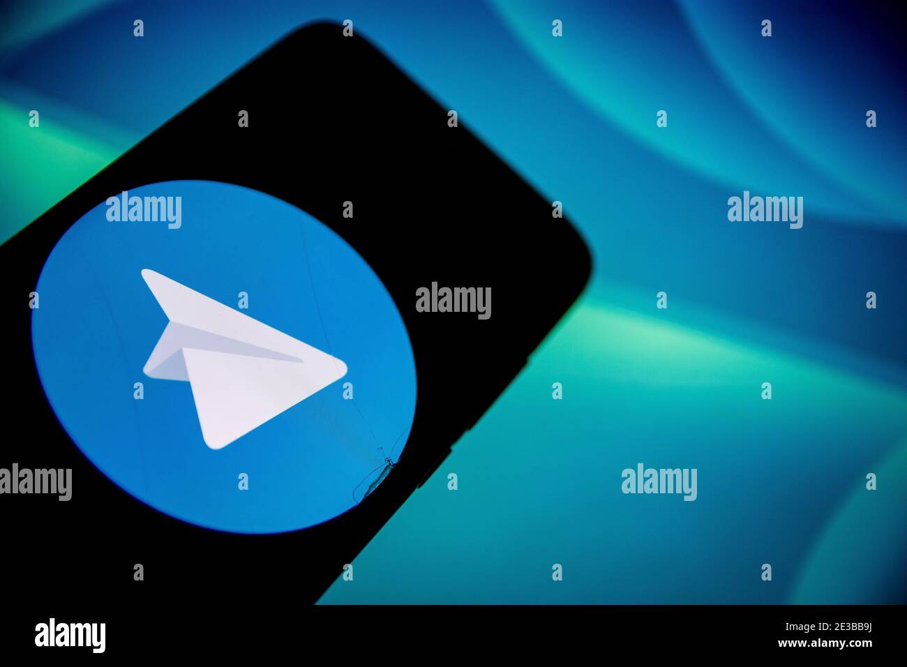 Sur cette photo, le logo du télégramme apparaît sur l'écran d'un ...