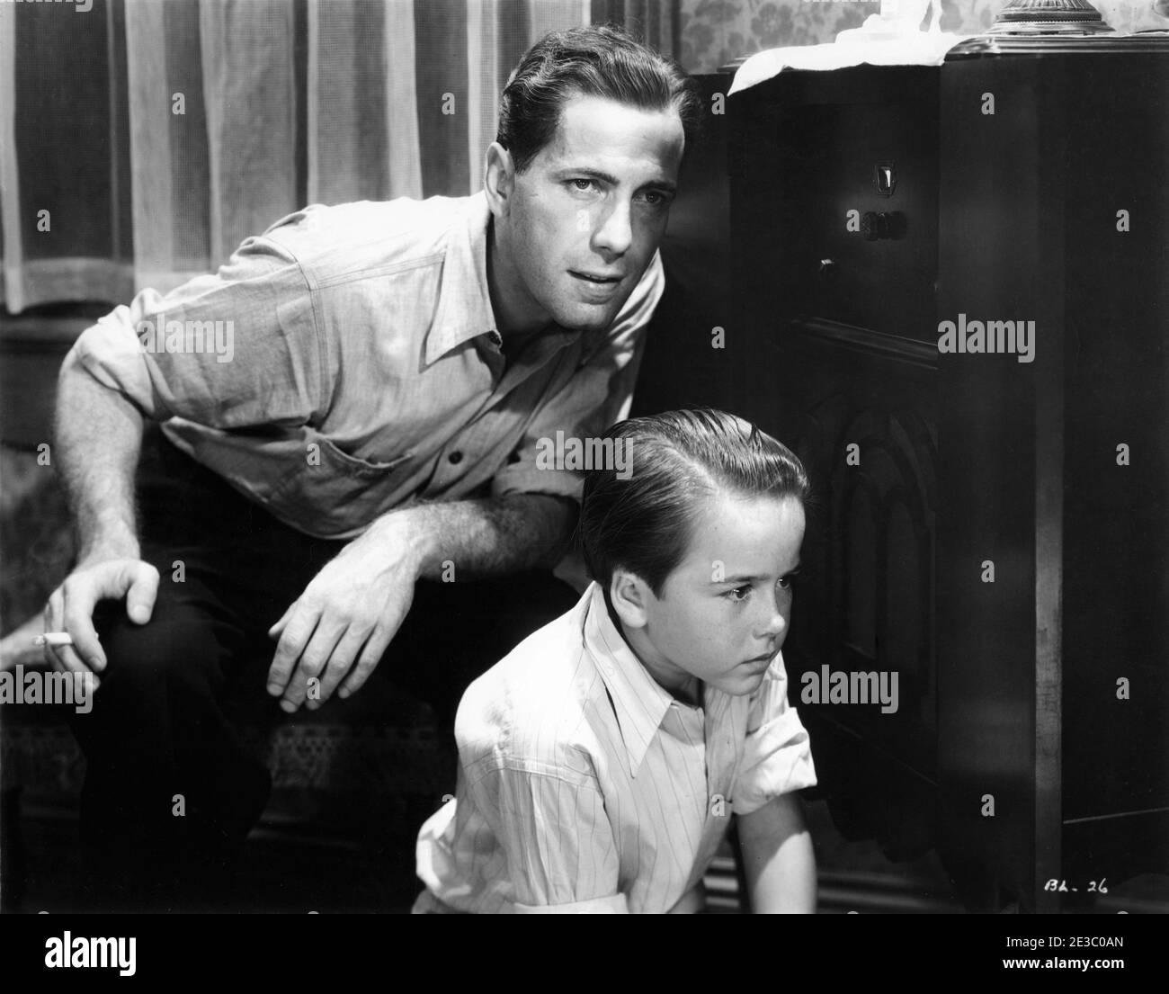 HUMPHREY BOGART et DICKIE JONES écoutent la radio en NOIR LEGION 1937 ...