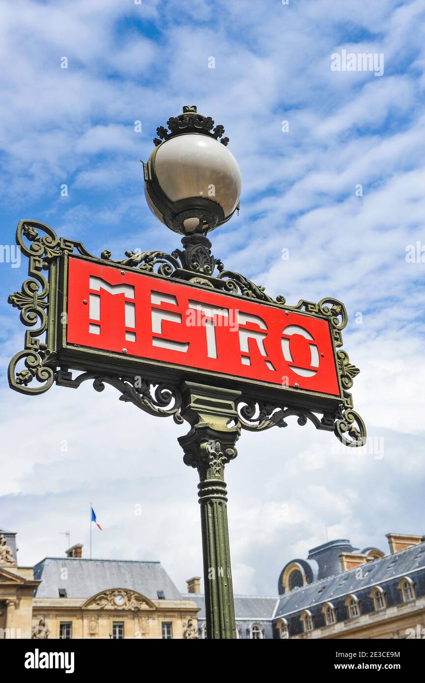 Entrance paris louvre metro station Banque de photographies et d’images ...
