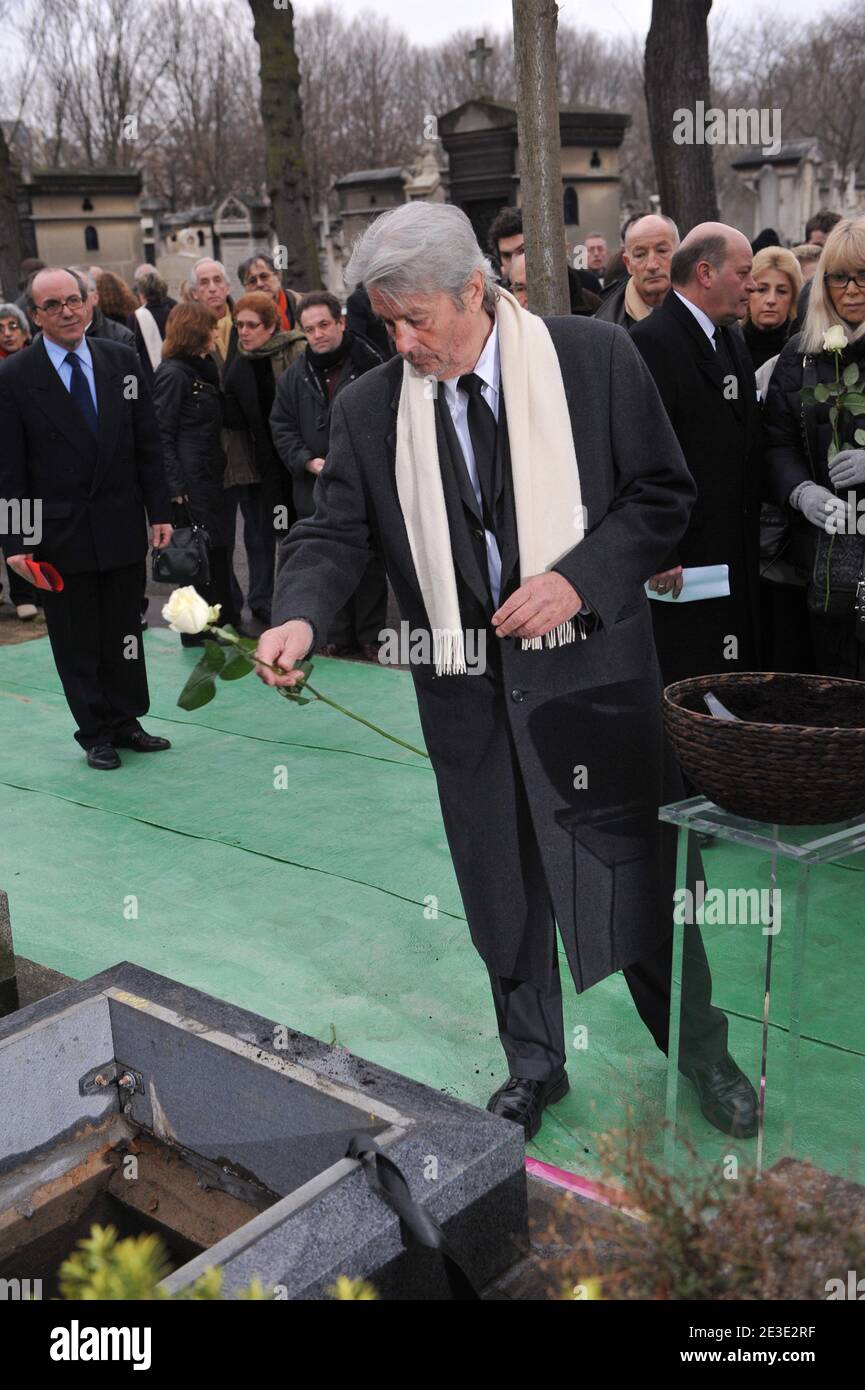 Alain Delon assiste aux funérailles de Georges Cravenne, décédé à l'âge ...