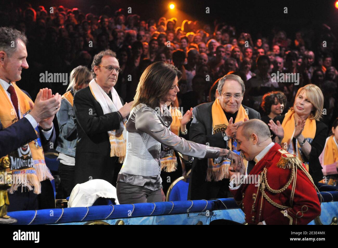 La princesse Stéphanie de Monaco avec Julien lepers, Robert Hossein et ...