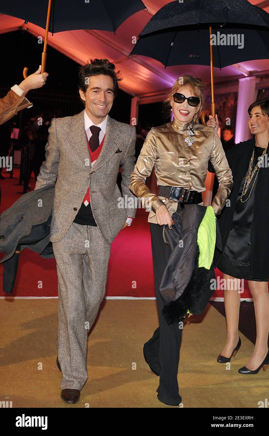Arielle Dombasle et Vincent Darre arrivent à la première de la comédie ...