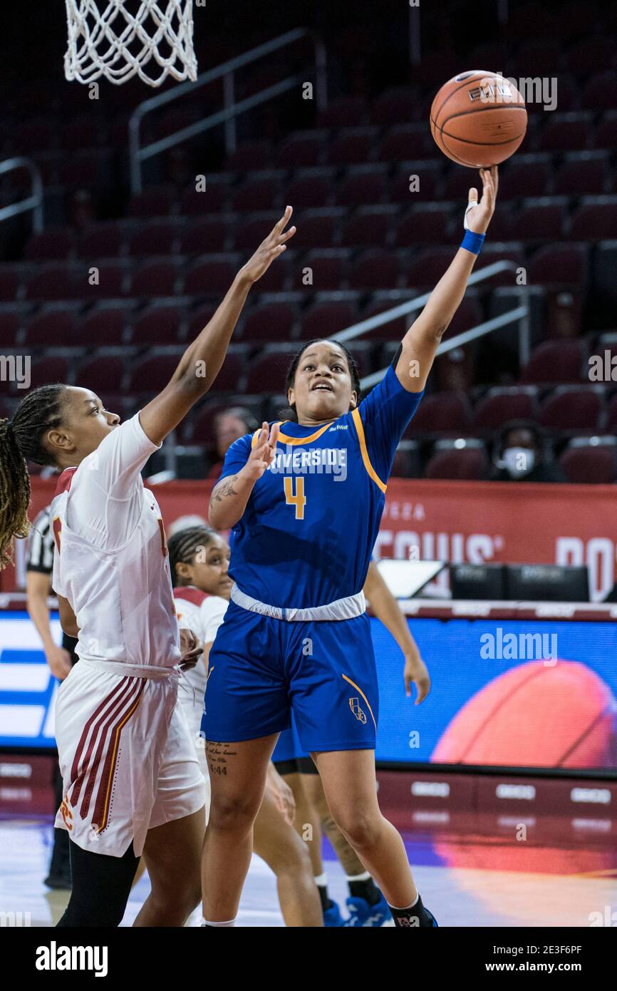UC Riverside Highlanders garde Jada Holland (4) conduit à Panier contre ...