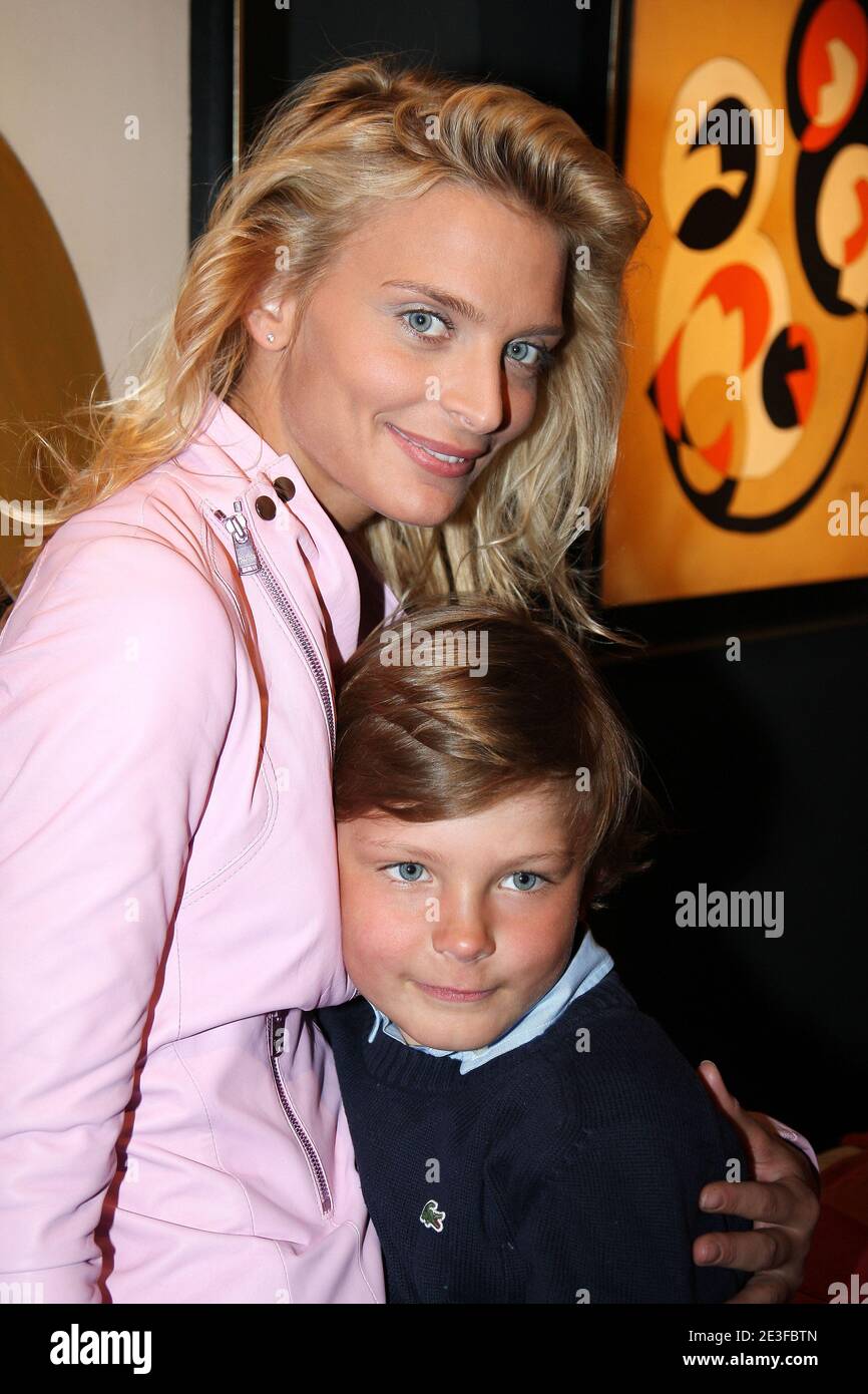 Sarah Marshall pose avec son fils Zoltan à sa grand-mère la fête de ...
