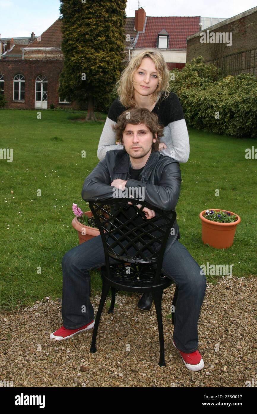 La chanteuse et actrice Stephanie de Crayentour et Marc Pinilla posent ...