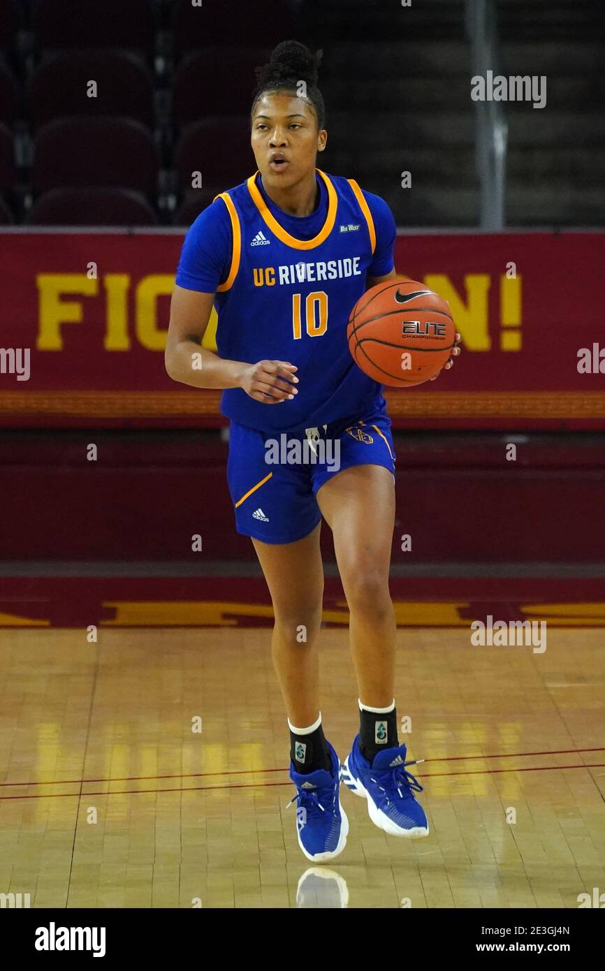 UC Riverside Highlanders garde Keilanei Cooper (10) dribbles la balle ...