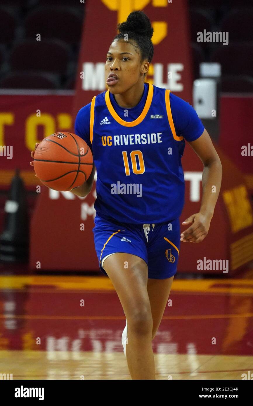 UC Riverside Highlanders garde Keilanei Cooper (10) dribbles la balle ...