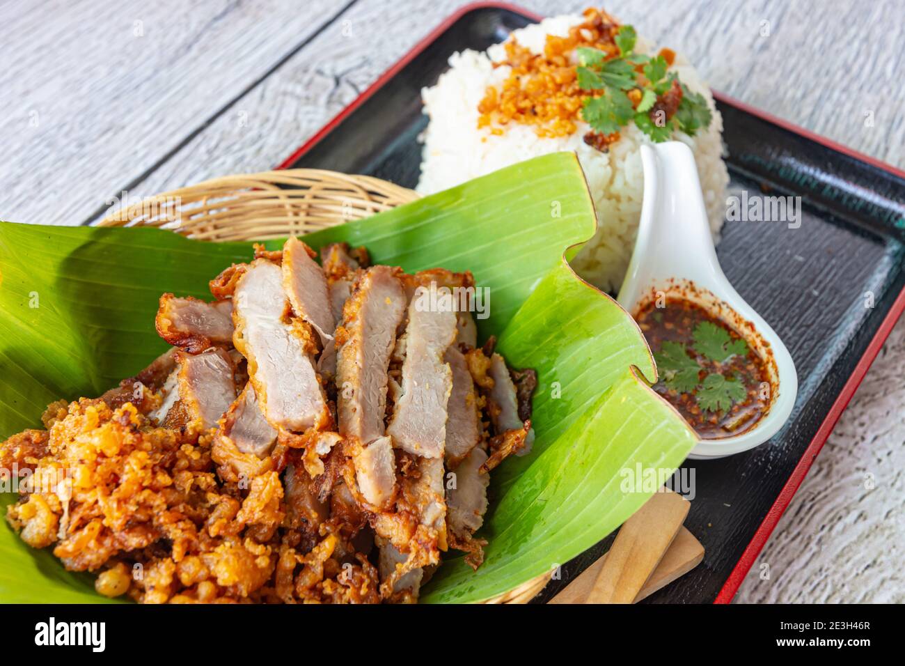 faites frire le porc avec du riz collant et de la sauce épicée, en gros ...