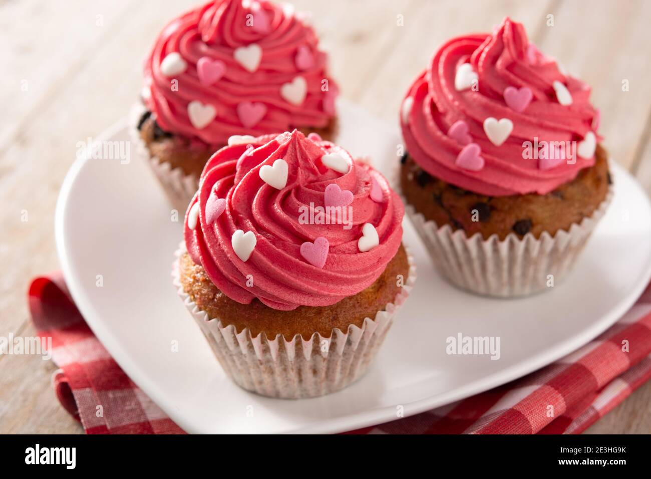 Petits gâteaux en bois décorés de coeurs de sucre pour la Saint ...