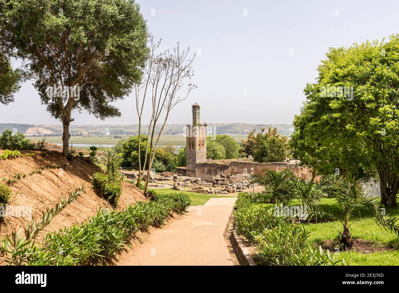 Les ruines de la nécropole médiévale fortifiée à Chellah, à Rabat, au ...