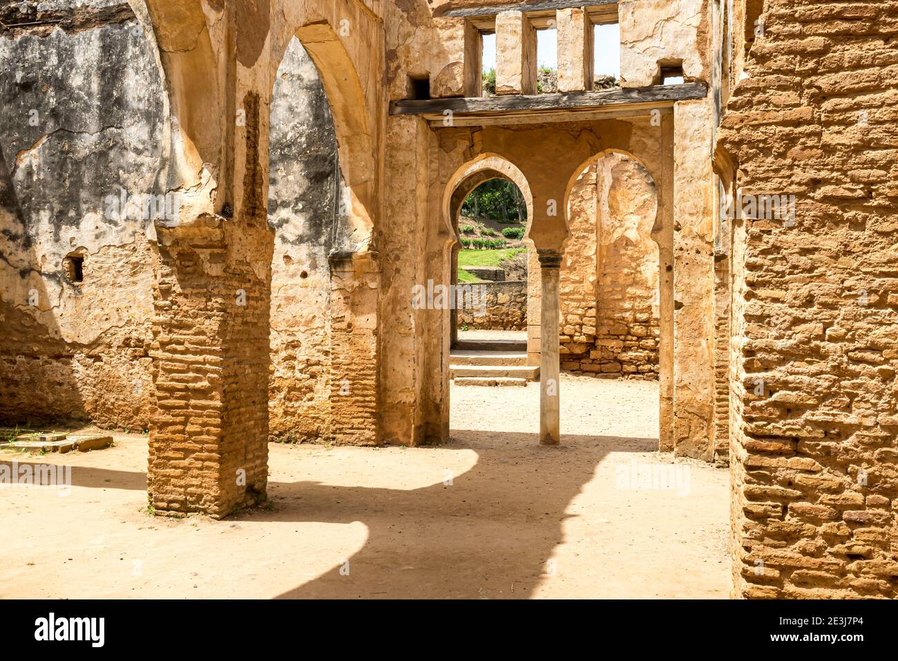 Les ruines de la nécropole médiévale fortifiée à Chellah, à Rabat, au ...