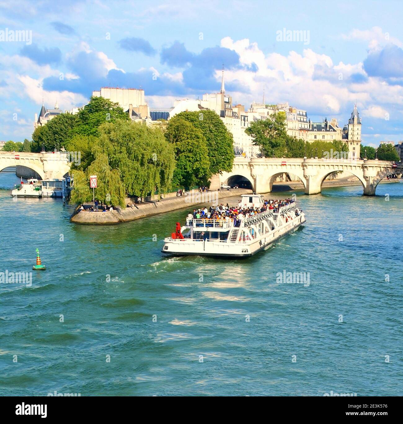 Ville au bord de la seine Banque de photographies et d’images à haute ...