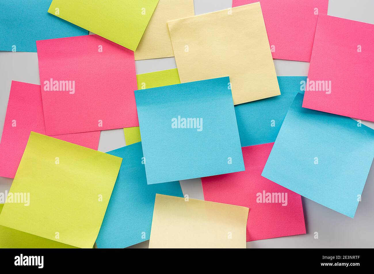 Ensemble de notes adhésives colorées vierges. Brainstorming stratégie ...