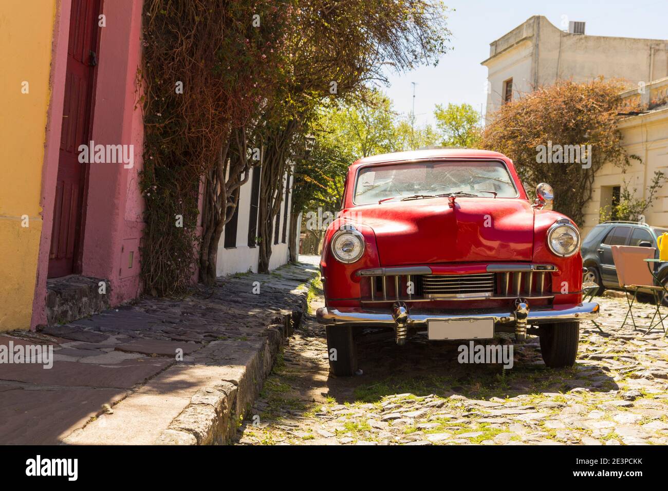 Automobile rouge sur l'une des rues pavées, dans la ville de Colonia ...