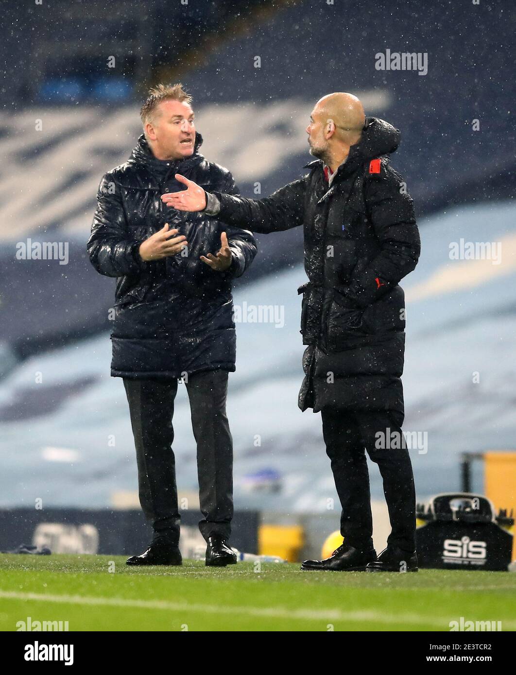 Dean Smith, directeur de la Villa Aston (à gauche), et PEP Guardiola ...