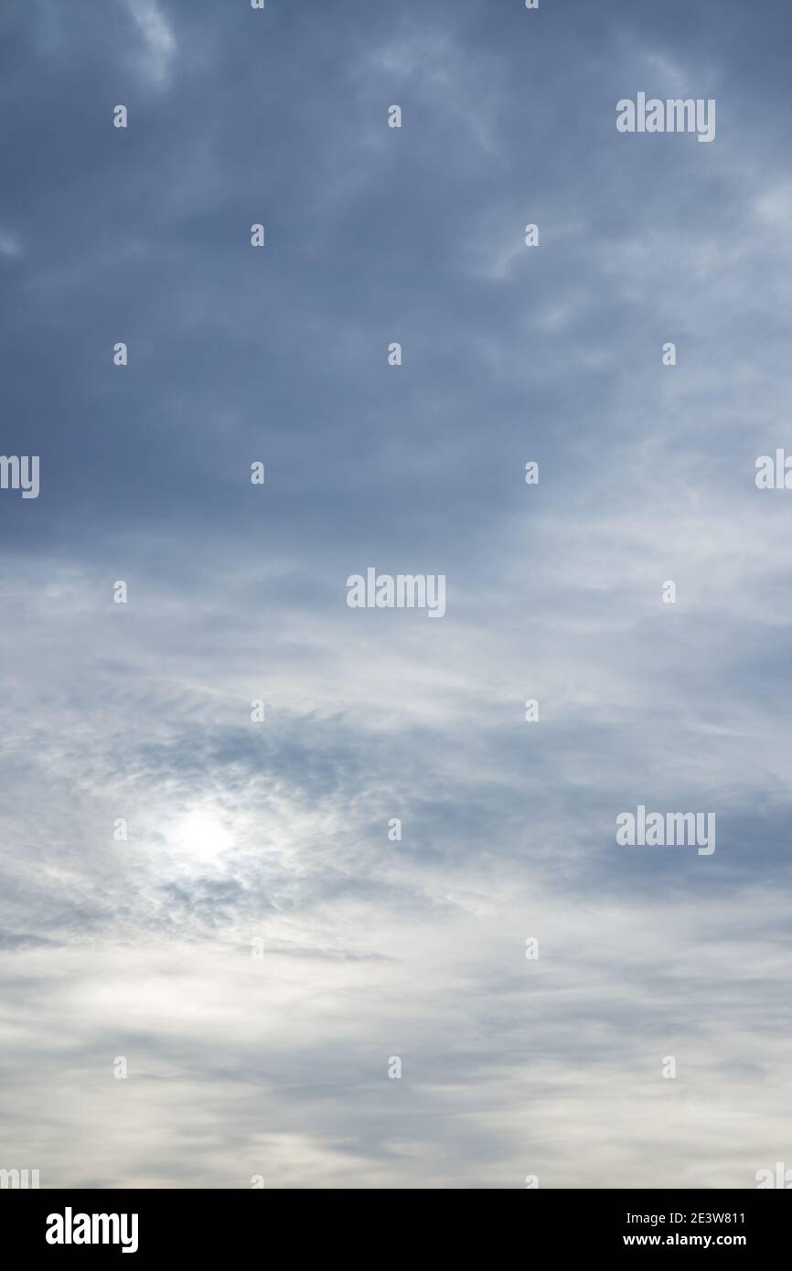 Ciel gris et soleil Banque de photographies et d’images à haute ...