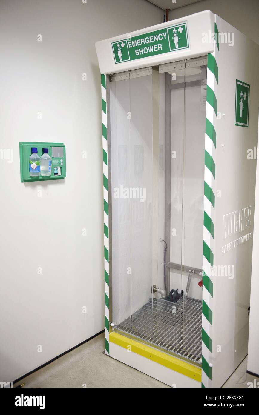 Une douche de sécurité d'urgence dans un laboratoire de sciences ...