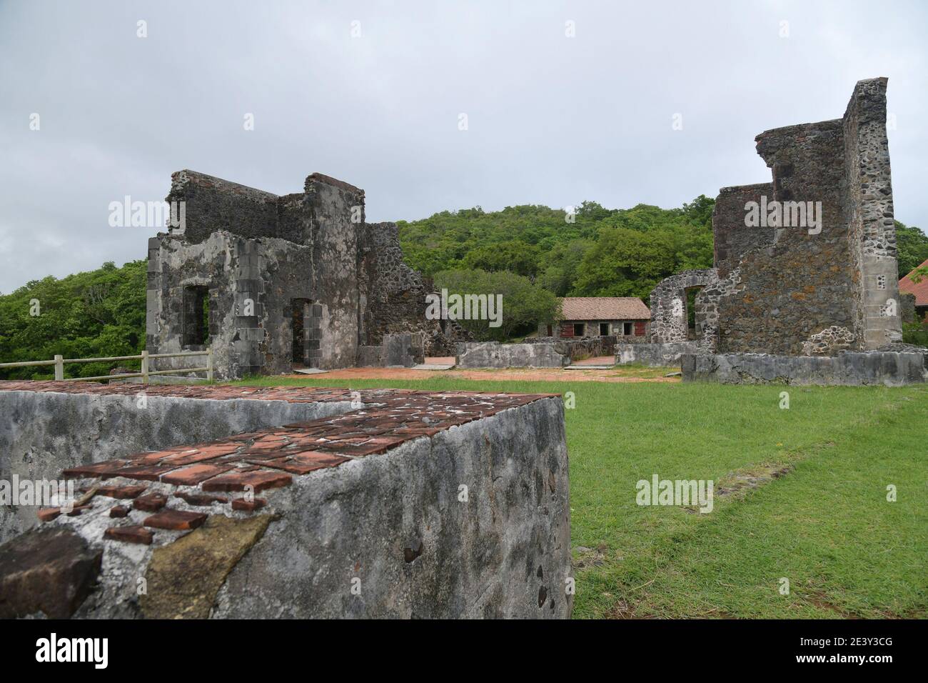Martinique, Tartane : ruines du château de Dubuc sur la péninsule de la ...